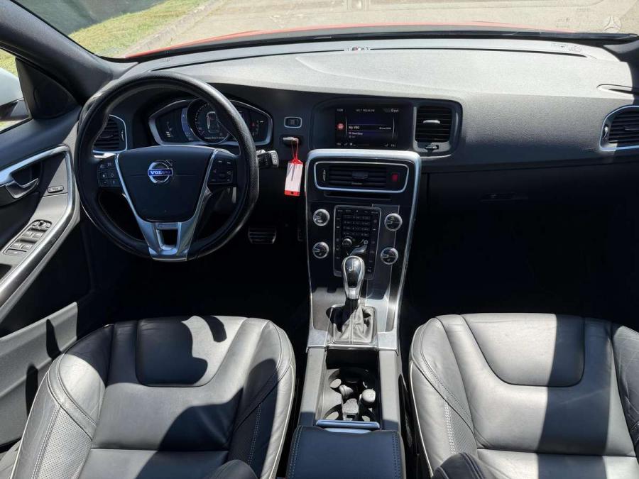 Red Volvo V60 2018 in Siauliai, with an engine capacity of 1.97 L and mileage of 203 thousand km for 10150 €, photo 16 on AUTOMOTO.COM.LV