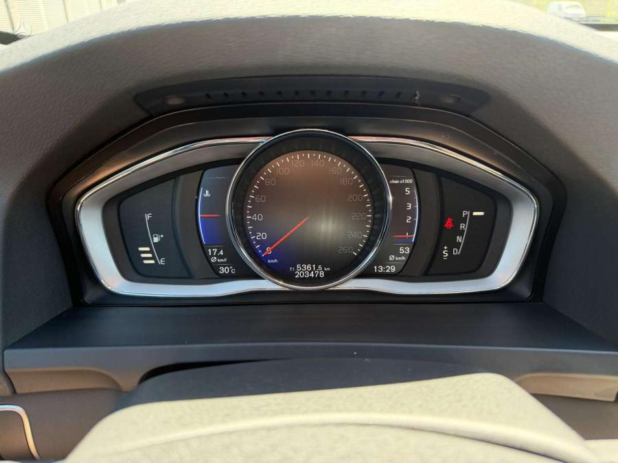 Red Volvo V60 2018 in Siauliai, with an engine capacity of 1.97 L and mileage of 203 thousand km for 10150 €, photo 18 on AUTOMOTO.COM.LV