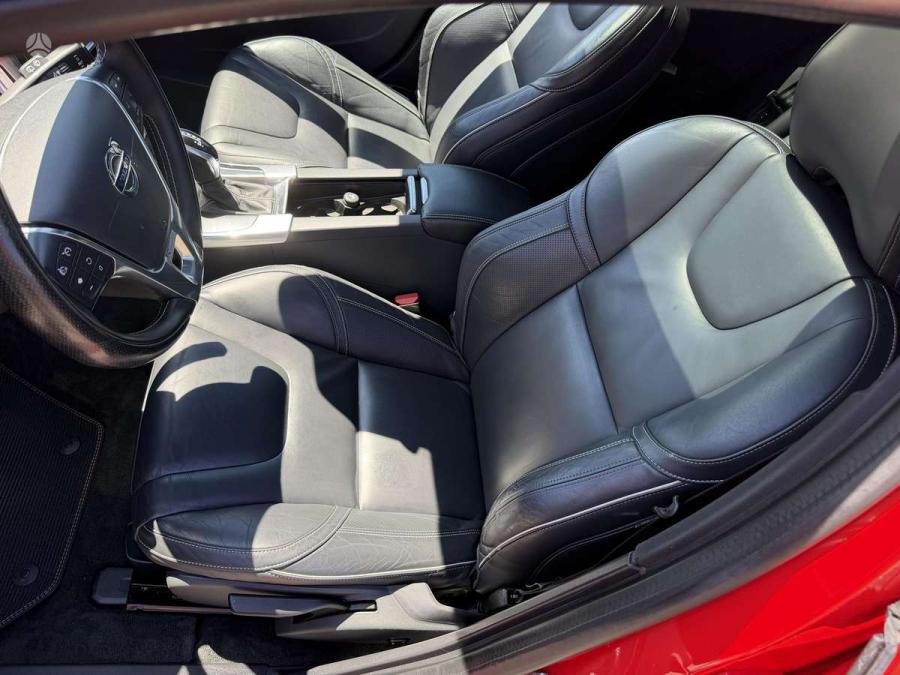 Red Volvo V60 2018 in Siauliai, with an engine capacity of 1.97 L and mileage of 203 thousand km for 10150 €, photo 20 on AUTOMOTO.COM.LV