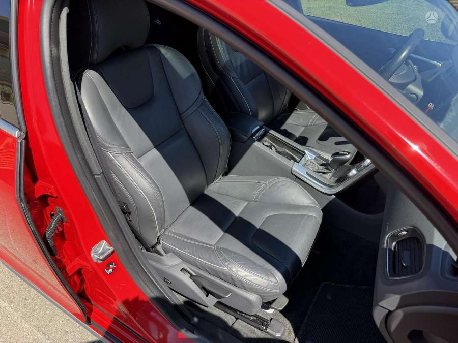 Red Volvo V60 2018 in Siauliai, with an engine capacity of 1.97 L and mileage of 203 thousand km for 10150 €, photo 21 on AUTOMOTO.COM.LV