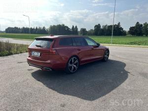 Red Volvo V60 2019 in Riga, with an engine capacity of 2.00 L and mileage of 0 thousand km for 25300 €, photo 4 on AUTOMOTO.COM.LV