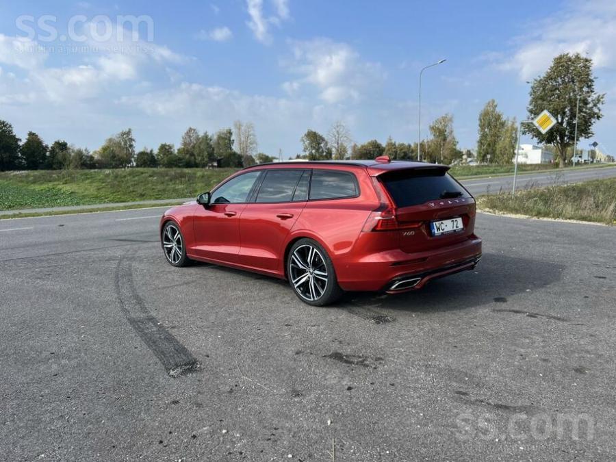 Red Volvo V60 2019 in Riga, with an engine capacity of 2.00 L and mileage of 0 thousand km for 25300 €, photo 5 on AUTOMOTO.COM.LV
