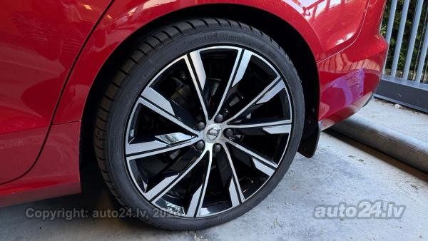 Red Volvo V60 2019 in Tallinn, with an engine capacity of 2.00 L and mileage of 75 thousand km for 24500 €, photo 8 on AUTOMOTO.COM.LV
