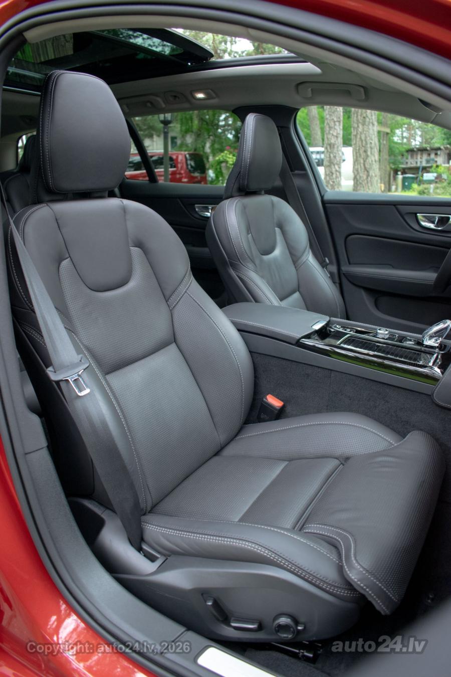 Sarkans Volvo V60 2022 Tallina, ar dzinēja tilpumu 2.00 L un nobraukumu 107 tūkst. km par 36990 €, foto 12 vietnē AUTOMOTO.COM.LV