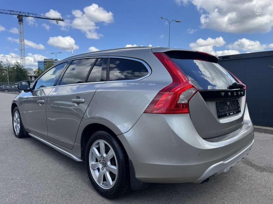 Volvo V60 2010 in Vilnius, with an engine capacity of 2.40 L and mileage of 284 thousand km for 6150 €, photo 6 on AUTOMOTO.COM.LV