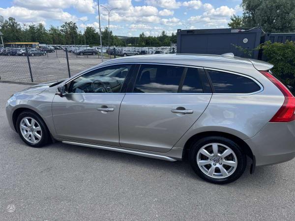 Volvo V60 2010 in Vilnius, with an engine capacity of 2.40 L and mileage of 284 thousand km for 6150 €, photo 6 on AUTOMOTO.COM.LV