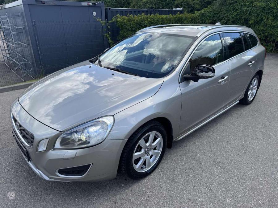 Volvo V60 2010 in Vilnius, with an engine capacity of 2.40 L and mileage of 284 thousand km for 6150 €, photo 8 on AUTOMOTO.COM.LV