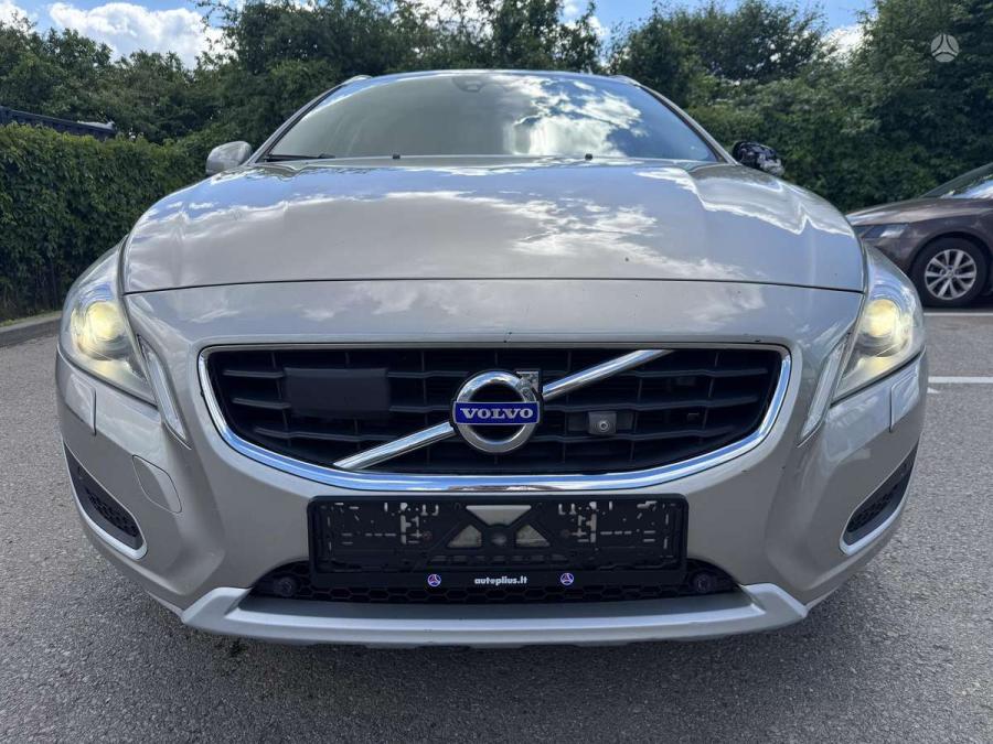 Volvo V60 2010 in Vilnius, with an engine capacity of 2.40 L and mileage of 284 thousand km for 6150 €, photo 9 on AUTOMOTO.COM.LV