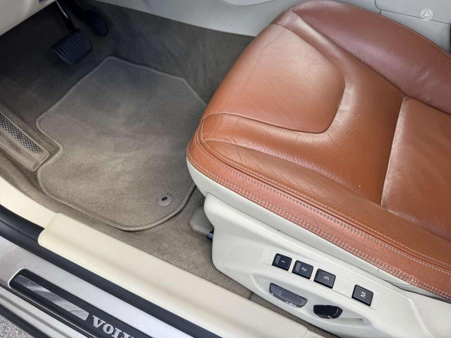 Volvo V60 2010 in Vilnius, with an engine capacity of 2.40 L and mileage of 284 thousand km for 6150 €, photo 13 on AUTOMOTO.COM.LV