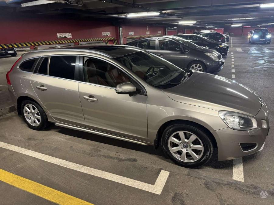Volvo V60 2010 in Vilnius, with an engine capacity of 2.40 L and mileage of 284 thousand km for 6150 €, photo 32 on AUTOMOTO.COM.LV
