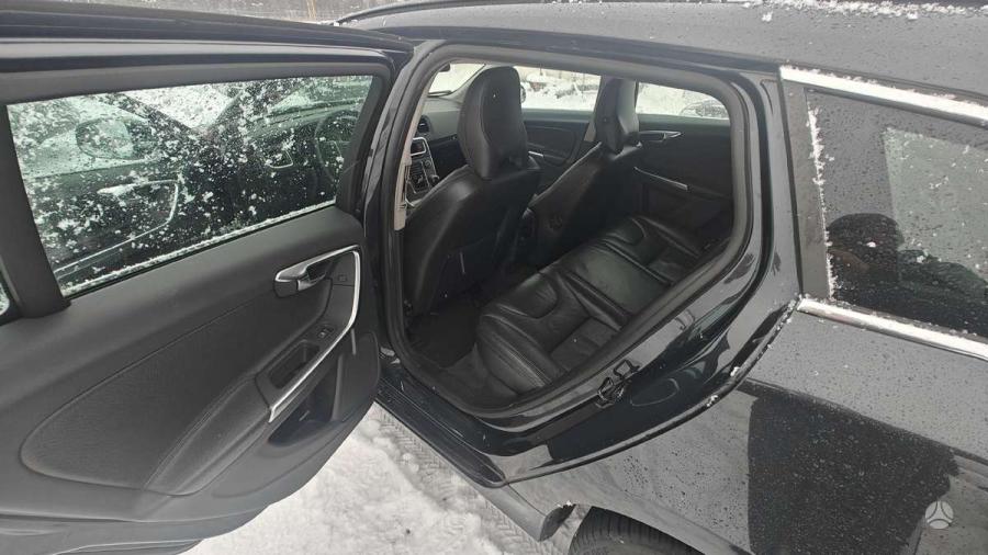 Volvo V60 2011 in Vilnius, with an engine capacity of 2.00 L and mileage of 230 thousand km for 5700 €, photo 15 on AUTOMOTO.COM.LV