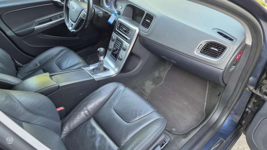 Volvo V60 2011 Kauņa, ar dzinēja tilpumu 2.00 L un nobraukumu 335 tūkst. km par 4850 €, foto 15 vietnē AUTOMOTO.COM.LV