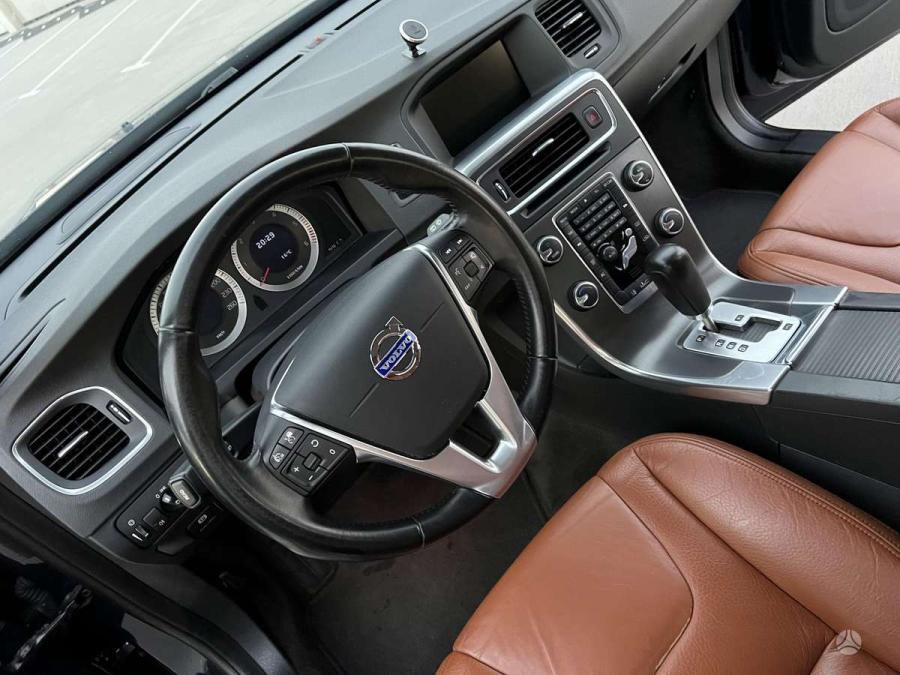 Volvo V60 2011 Viļņa, ar dzinēja tilpumu 1.98 L un nobraukumu 274 tūkst. km par 4350 €, foto 39 vietnē AUTOMOTO.COM.LV