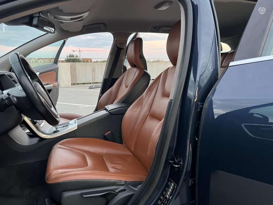 Volvo V60 2011 Viļņa, ar dzinēja tilpumu 1.98 L un nobraukumu 274 tūkst. km par 4350 €, foto 40 vietnē AUTOMOTO.COM.LV