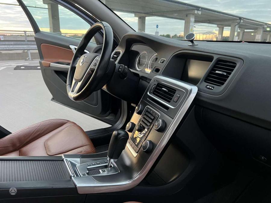 Volvo V60 2011 Viļņa, ar dzinēja tilpumu 1.98 L un nobraukumu 274 tūkst. km par 4350 €, foto 47 vietnē AUTOMOTO.COM.LV