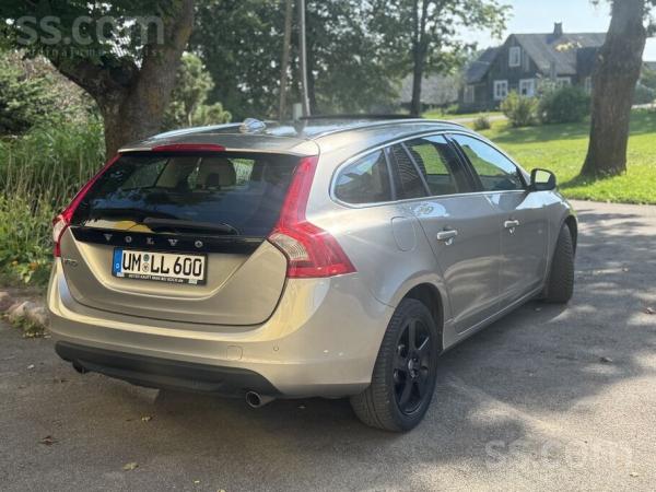 Volvo V60 2012 in Vilnius, with an engine capacity of 2.40 L and mileage of 345 thousand km for 5550 €, photo 3 on AUTOMOTO.COM.LV