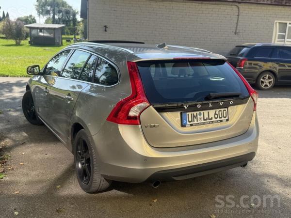 Volvo V60 2012 in Vilnius, with an engine capacity of 2.40 L and mileage of 345 thousand km for 5550 €, photo 4 on AUTOMOTO.COM.LV