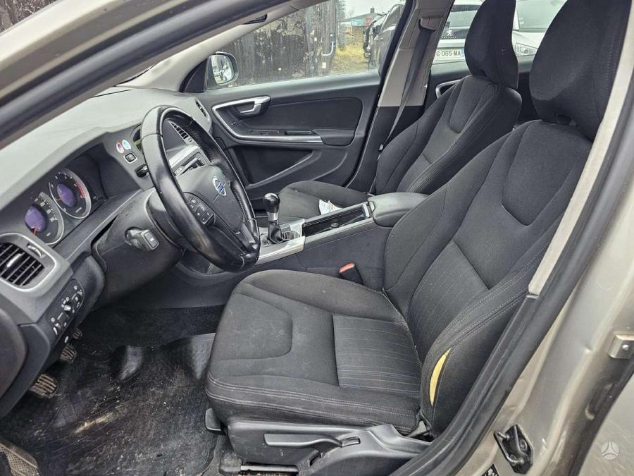Volvo V60 2012 Tauragė, ar dzinēja tilpumu 1.56 L un nobraukumu 250 tūkst. km par 4500 €, foto 19 vietnē AUTOMOTO.COM.LV