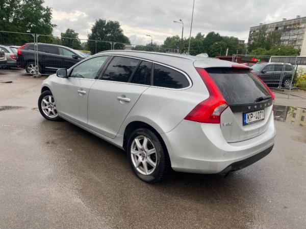 Volvo V60 2012 Rīga, ar dzinēja tilpumu 2.00 L un nobraukumu 288 tūkst. km par 5950 €, foto 4 vietnē AUTOMOTO.COM.LV