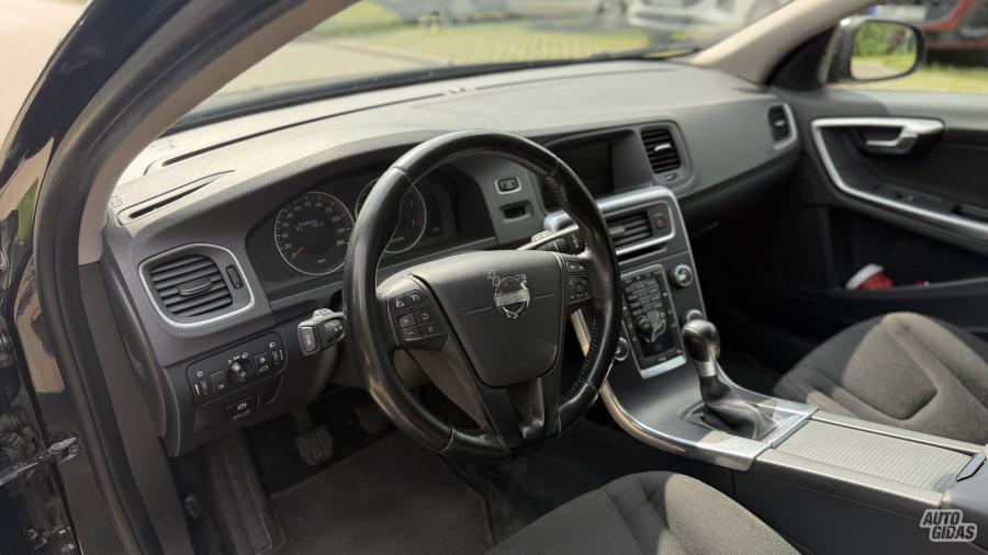 Volvo V60 2012 in Vilnius, with an engine capacity of 1.60 L and mileage of 344 thousand km for 3950 €, photo 13 on AUTOMOTO.COM.LV