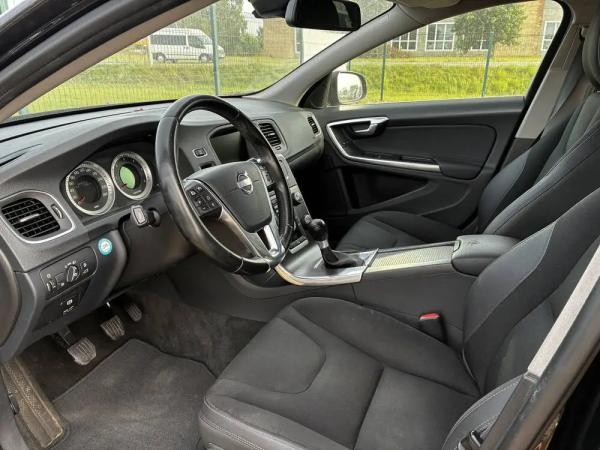 Volvo V60 2012 in Saldus, with an engine capacity of 2.00 L and mileage of 309 thousand km for 5700 €, photo 8 on AUTOMOTO.COM.LV