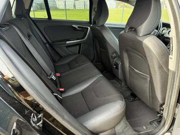 Volvo V60 2012 in Saldus, with an engine capacity of 2.00 L and mileage of 309 thousand km for 5700 €, photo 10 on AUTOMOTO.COM.LV