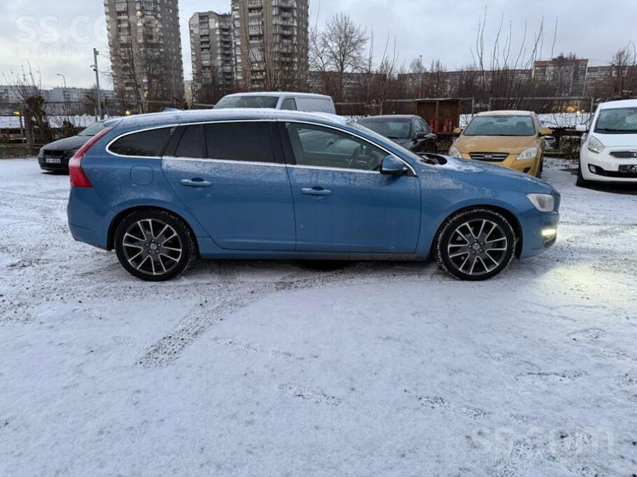 Volvo V60 2013 in Riga, with an engine capacity of 2.40 L and mileage of 334 thousand km for 7190 €, photo 3 on AUTOMOTO.COM.LV