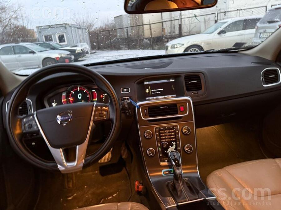 Volvo V60 2013 in Riga, with an engine capacity of 2.40 L and mileage of 334 thousand km for 7190 €, photo 10 on AUTOMOTO.COM.LV