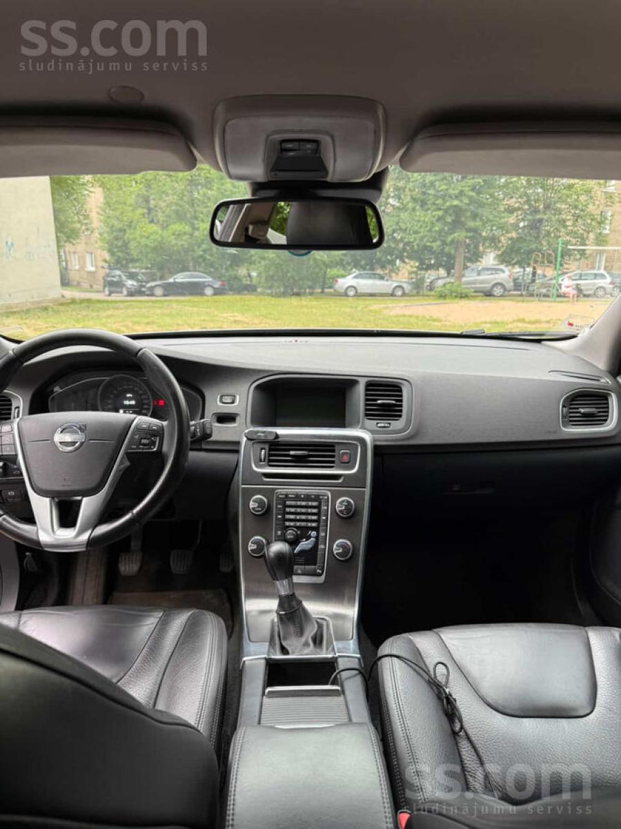 Volvo V60 2013 in Daugavpils, with an engine capacity of 2.00 L and mileage of 285 thousand km for 4800 €, photo 9 on AUTOMOTO.COM.LV