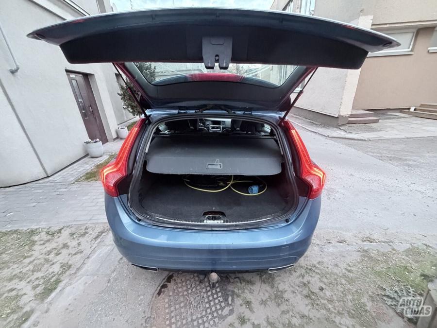 Volvo V60 2013 in Panevezys, with an engine capacity of 2.40 L and mileage of 400 thousand km for 4999 €, photo 4 on AUTOMOTO.COM.LV
