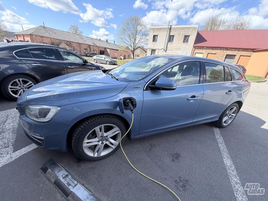 Volvo V60 2013 in Panevezys, with an engine capacity of 2.40 L and mileage of 400 thousand km for 4999 €, photo 8 on AUTOMOTO.COM.LV