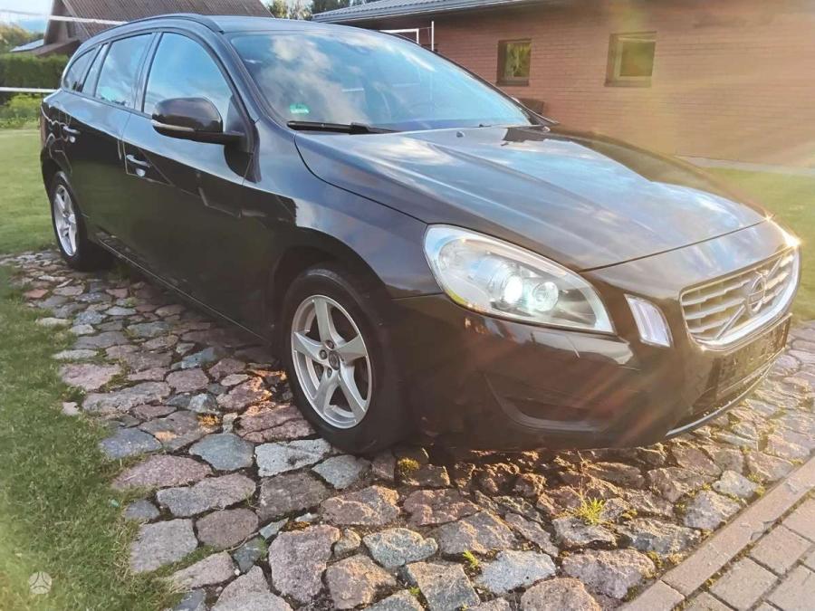 Volvo V60 2013 Šauļi, ar dzinēja tilpumu 1.98 L un nobraukumu 130 tūkst. km par 5500 €, foto 3 vietnē AUTOMOTO.COM.LV