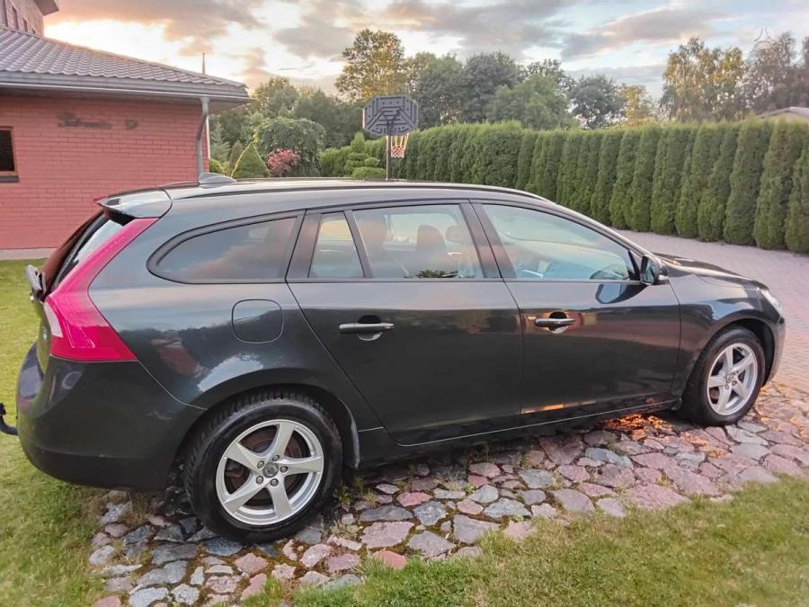 Volvo V60 2013 Šauļi, ar dzinēja tilpumu 1.98 L un nobraukumu 130 tūkst. km par 5500 €, foto 4 vietnē AUTOMOTO.COM.LV