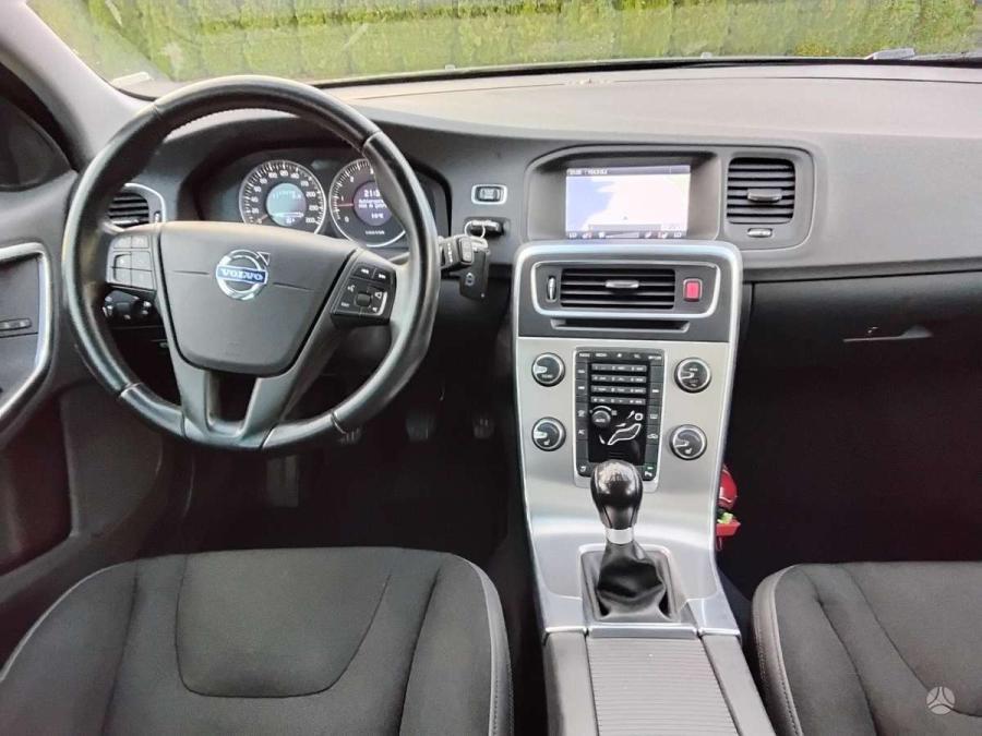Volvo V60 2013 Šauļi, ar dzinēja tilpumu 1.98 L un nobraukumu 130 tūkst. km par 5500 €, foto 10 vietnē AUTOMOTO.COM.LV