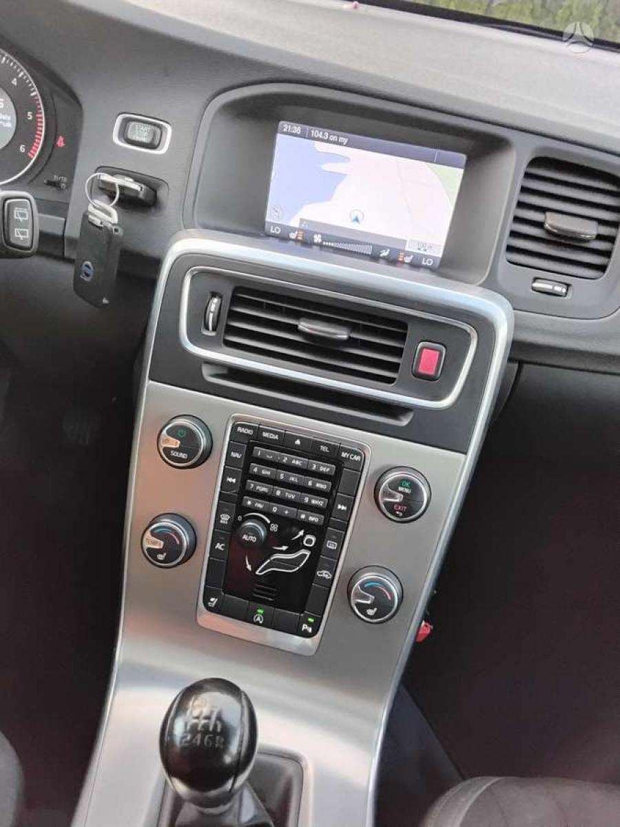 Volvo V60 2013 Šauļi, ar dzinēja tilpumu 1.98 L un nobraukumu 130 tūkst. km par 5500 €, foto 14 vietnē AUTOMOTO.COM.LV