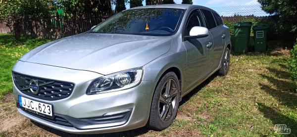 Volvo V60 2013 in Vilnius, with an engine capacity of 2.00 L and mileage of 318 thousand km for 6300 €, photo 4 on AUTOMOTO.COM.LV