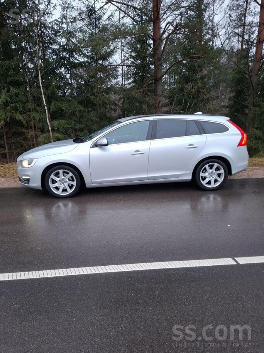 Volvo V60 2014 in Riga, with an engine capacity of 2.00 L and mileage of 217 thousand km for 6450 €, photo 4 on AUTOMOTO.COM.LV