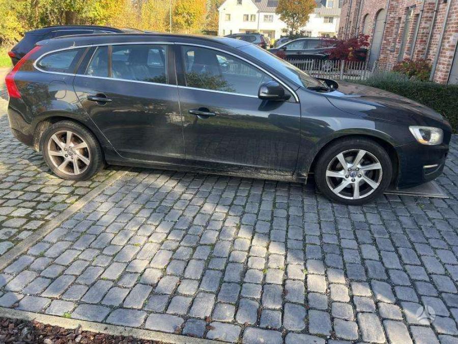 Volvo V60 2014 in Siauliai, with an engine capacity of 1.97 L and mileage of 300 thousand km for 5650 €, photo 5 on AUTOMOTO.COM.LV