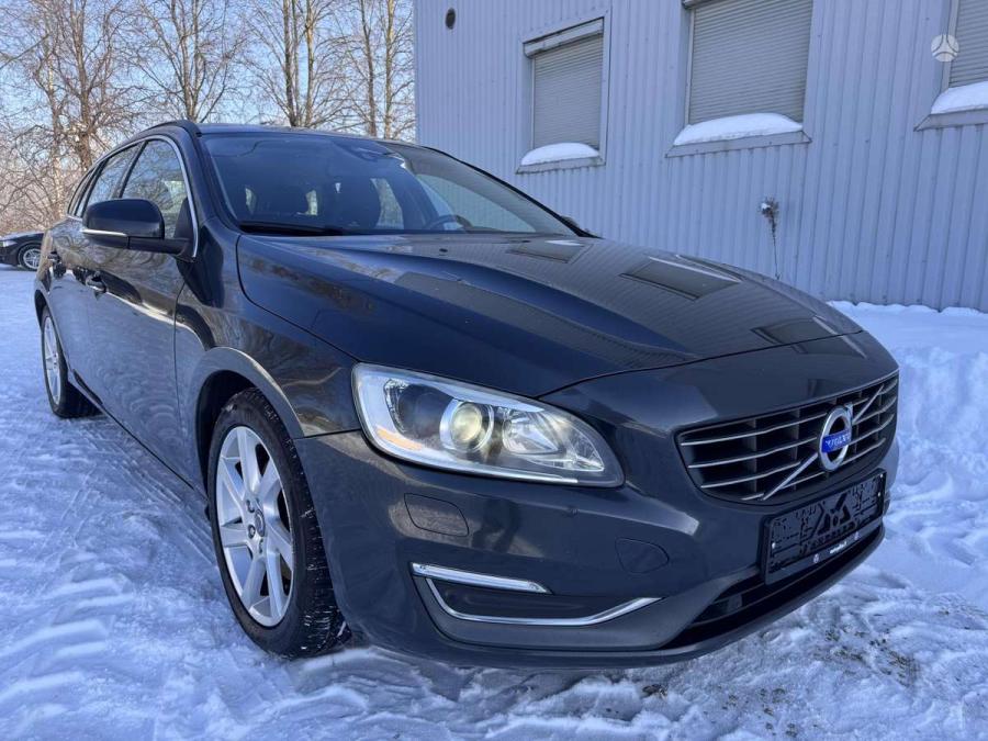 Volvo V60 2014 in Siauliai, with an engine capacity of 1.97 L and mileage of 300 thousand km for 5650 €, photo 4 on AUTOMOTO.COM.LV