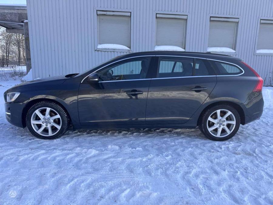 Volvo V60 2014 in Siauliai, with an engine capacity of 1.97 L and mileage of 300 thousand km for 5650 €, photo 11 on AUTOMOTO.COM.LV