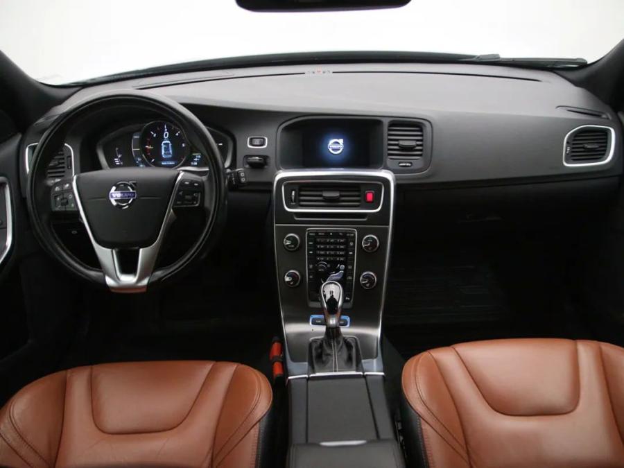 Volvo V60 2014 Viļņa, ar dzinēja tilpumu 2.40 L un nobraukumu 193 tūkst. km par 9999 €, foto 3 vietnē AUTOMOTO.COM.LV