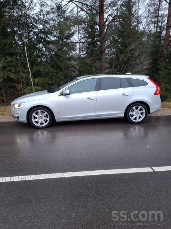 Volvo V60 2014 in Riga, with an engine capacity of 2.00 L and mileage of 217 thousand km for 6350 €, photo 4 on AUTOMOTO.COM.LV