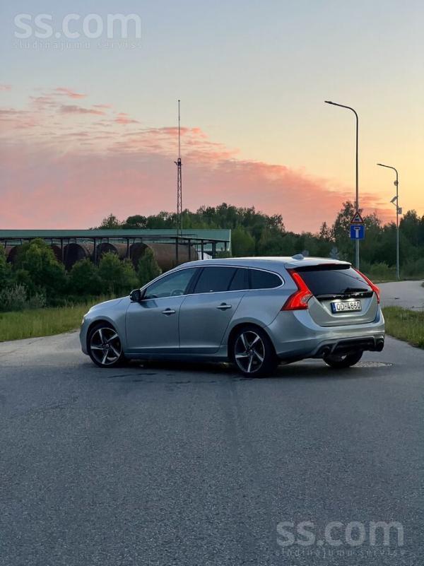 Volvo V60 2014 in Tukums, with an engine capacity of 2.00 L and mileage of 310 thousand km for 6000 €, photo 5 on AUTOMOTO.COM.LV