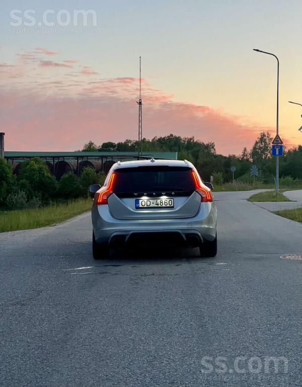 Volvo V60 2014 in Tukums, with an engine capacity of 2.00 L and mileage of 310 thousand km for 6000 €, photo 6 on AUTOMOTO.COM.LV