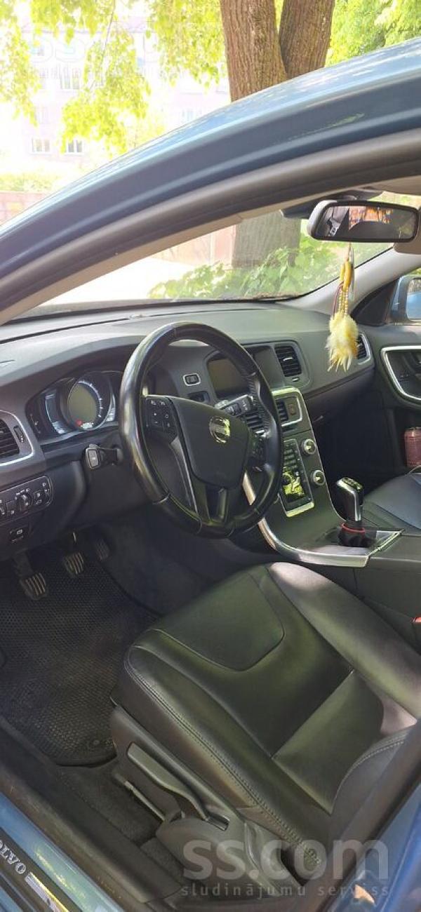 Volvo V60 2014 in Riga, with an engine capacity of 2.00 L and mileage of 333 thousand km for 5500 €, photo 7 on AUTOMOTO.COM.LV