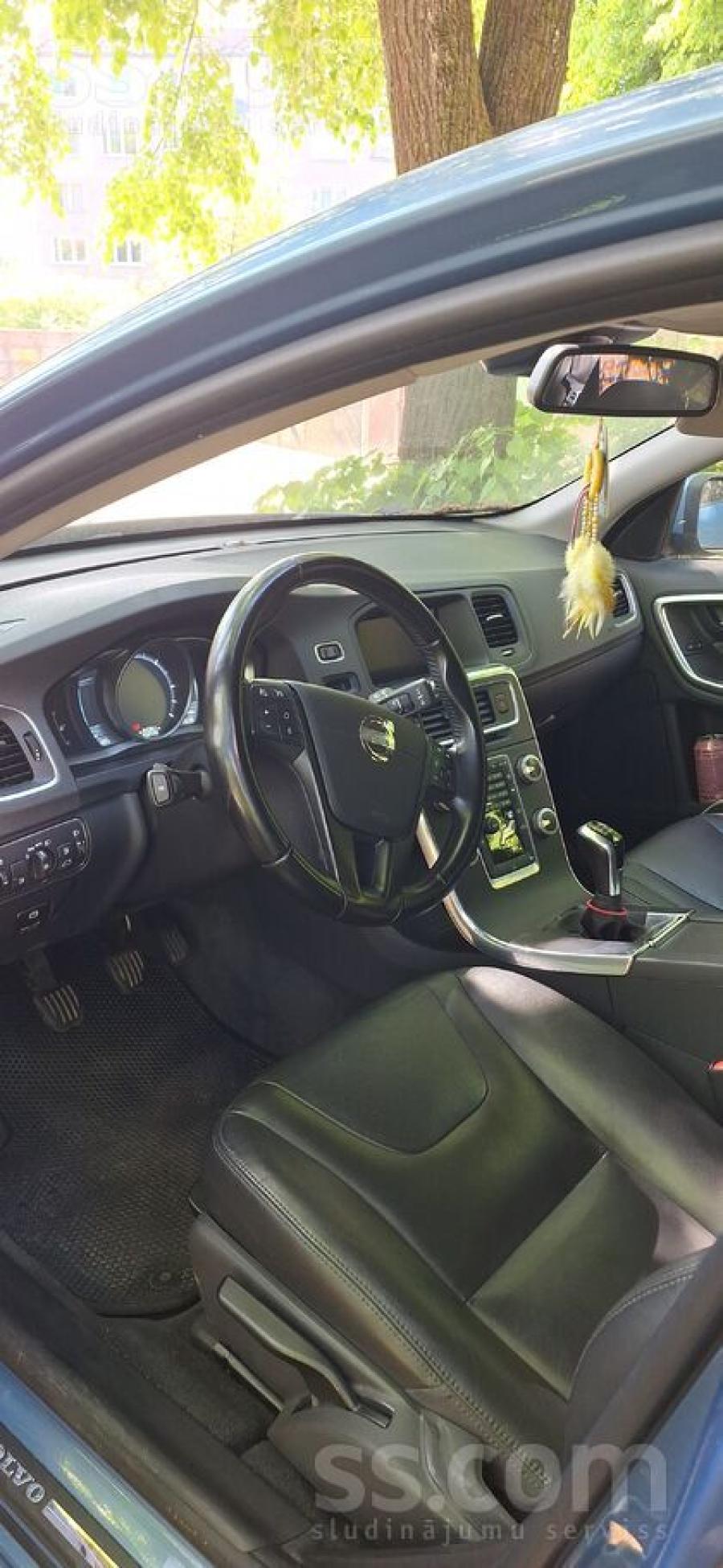 Volvo V60 2014 in Riga, with an engine capacity of 2.00 L and mileage of 333 thousand km for 5500 €, photo 8 on AUTOMOTO.COM.LV