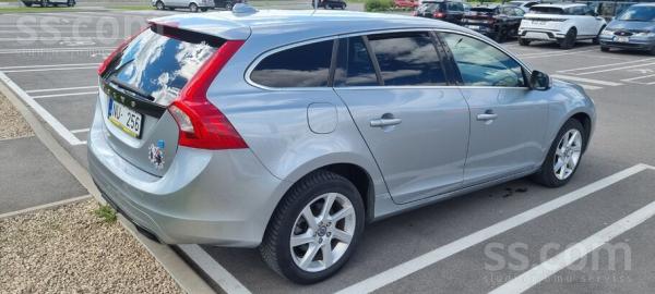 Volvo V60 2014 Daugavpils, ar dzinēja tilpumu 2.00 L un nobraukumu 203 tūkst. km par 8000 €, foto 4 vietnē AUTOMOTO.COM.LV