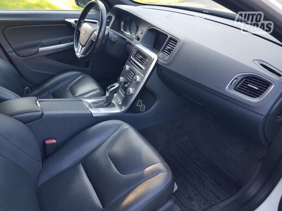 Volvo V60 2014 in Vilnius, with an engine capacity of 2.40 L and mileage of 260 thousand km for 7999 €, photo 11 on AUTOMOTO.COM.LV