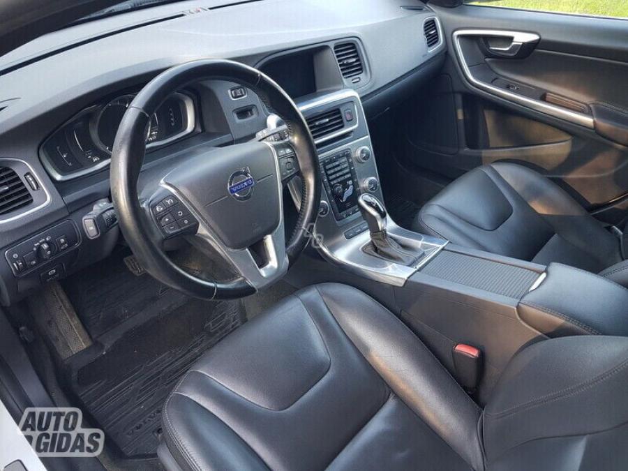 Volvo V60 2014 in Vilnius, with an engine capacity of 2.40 L and mileage of 260 thousand km for 7999 €, photo 13 on AUTOMOTO.COM.LV