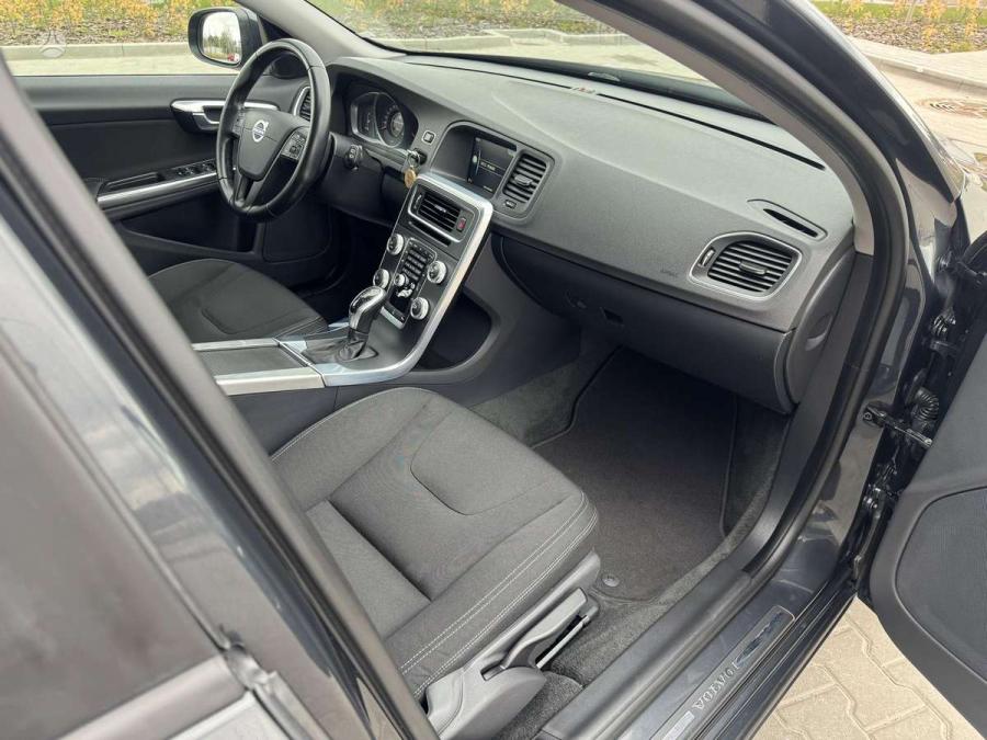 Volvo V60 2014 in Vilnius, with an engine capacity of 1.98 L and mileage of 260 thousand km for 6390 €, photo 15 on AUTOMOTO.COM.LV